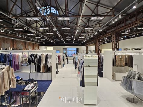 Mz 여성·외국인 공략…50년 역사 대림창고에 들어선 무신사 매장 [가보니] 이투데이