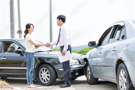 도로 자동차 사고 교통사고 자동차보험 파괴 컨셉 걱정 어두운표정 충돌사고 시비 악수 제스처 이미지 Jv11147348 게티이미지뱅크