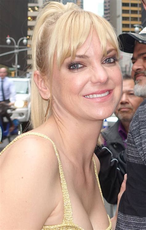 Download American Actress Anna Faris Seductive Kiwi Dress Wallpaper