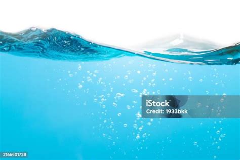 물 파도 기포가 물 속에 떠 있습니다 산소 이완 흰색 배경에 질감을 가진 푸른 물 아래에 대한 스톡 사진 및 기타 이미지 아래 파도 0명 Istock