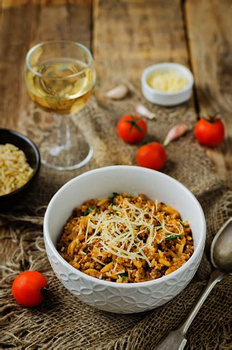 잘게 썬 치즈와 신선한 토마토 마늘 조각을 곁들인 다진 고기 토마토 오르조 0명에 대한 스톡 사진 및 기타 이미지 0명 건강한 식생활 고기 Istock