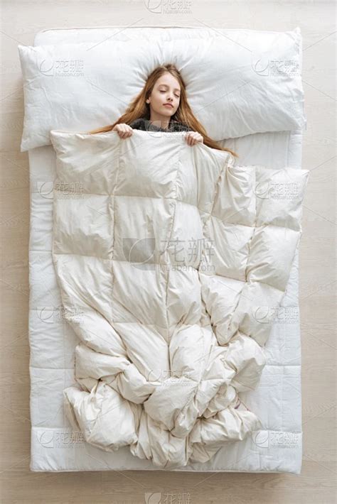 儿童 可爱的 迷路 二件式睡衣 就寝时间 天使 垂直画幅 未来 休闲活动 夜晚素材 花瓣网