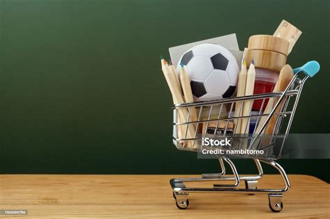 칠판 배경 위에 학교 용품쇼핑 카트 학교 판매 개념으로 돌아가기 가위에 대한 스톡 사진 및 기타 이미지 가위 계산기 교육 Istock
