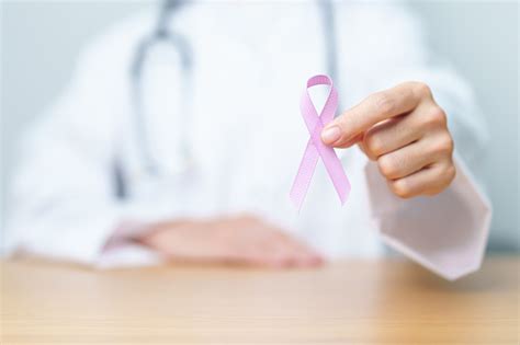 위 폭력 췌장 식도 고환암 알츠하이머 간질 루푸스 유육종증 및 섬유 근육통에 대한 보라색 리본을 들고있는 의사 인식의 달과 세계 암의 날 개념 병원에 대한 스톡 사진 및