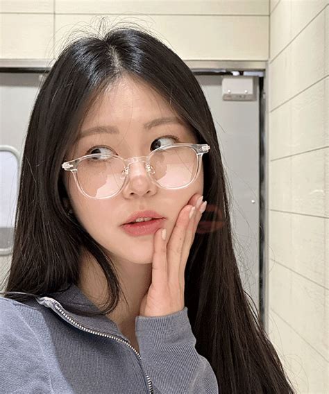 [자외선차단] 코받침 있는 콤비 뿔테 안경 예쁜 여자 안경테 블랙 투명 반투명 에이블리