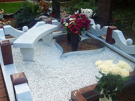 что лучше мраморная или гранитная крошка на могилу