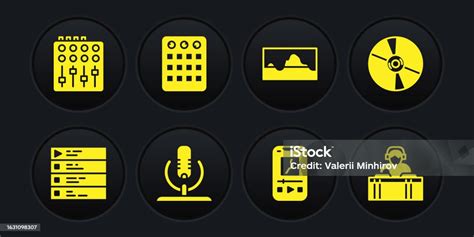 음악 재생 목록 Cd 또는 Dvd 디스크 마이크 플레이어 웨이브 이퀄라이저 드럼 머신 Dj 재생 음악 및 사운드 믹서 컨트롤러 아이콘을 설정합니다 벡터 Dj에 대한 스톡