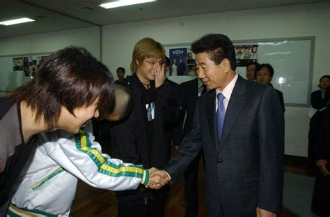 [노무현사료관] [한국문화콘텐츠 산업현장을 방문해 가수들과 악수하는 노무현 대통령]