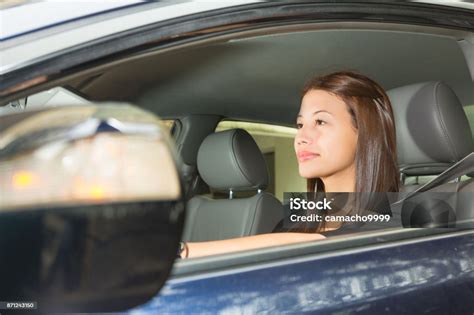 자동차 보기 왼쪽된 후면 보기 거울에서 운전 하는 십 대 소녀 라틴 아메리카 히스패닉 민족에 대한 스톡 사진 및 기타 이미지 라틴 아메리카 히스패닉 민족 베네수엘라