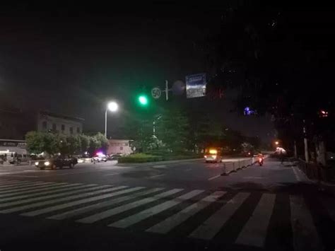 福建师大门口惨烈车祸 两女生骑电动车被撞飞