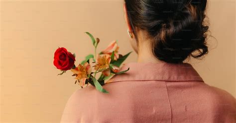 머리에 꽃을 꽂은 여자 사진 Unsplash의 장미 꽃 이미지