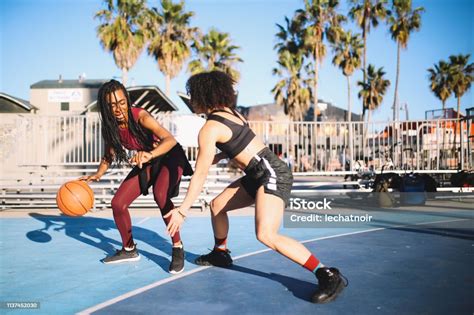 베니스에서 스트리트 볼을 연주하는 두 명의 청 녀 캘리포니아 로스앤젤레스 시에 대한 스톡 사진 및 기타 이미지 로스앤젤레스 시 로스앤젤레스 카운티 20 24세