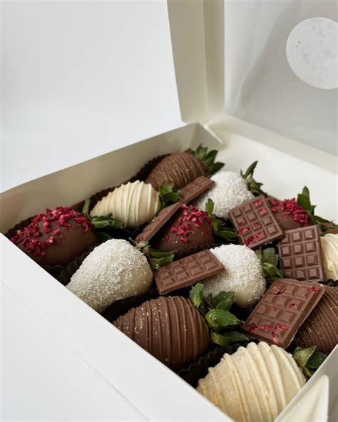 Бельгийский шоколад в оформлении кокосовой стружкой сублимированной малиной и шоколадными