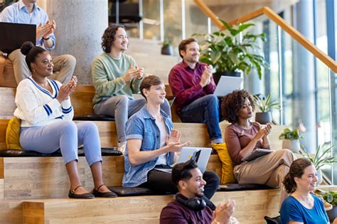 회의 중에 손뼉을 치는 계단에 앉아 있는 다양한 사업가 그룹 단체에 대한 스톡 사진 및 기타 이미지 단체 웹 회의 박수 침 Istock