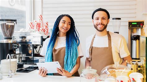 커피 숍에서 일하는 행복한 두 명의 바리 스타 중소기업 개념 2명에 대한 스톡 사진 및 기타 이미지 2명 개념 개념과 주제 Istock