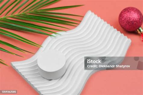 제품 및 화장품의 프리젠 테이션을위한 천연 석재로 만든 둥근 연단 제품 광고를 위한 빈 쇼케이스 코스메틱 뷰티 쇼케이스 0명에