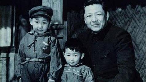 ທ່ານ ສີ ຈິ້ນ ຜິງ ແລະ ພໍ່