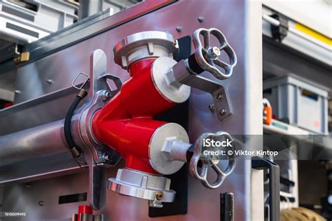 물 호스를 연결하기위한 밸브가있는 소방차 내부의 조각 소방차에 대한 스톡 사진 및 기타 이미지 소방차 물 펌프 소화기