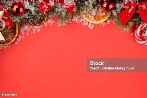 크리스마스 트리와 빨간색 밝은 배경에 컬러 크리스마스 장식이 있는 텍스트에 대한 크리스마스와 새해 프레임 위에서 본 모습 0명에 대한 스톡 사진 및 기타 이미지 Istock