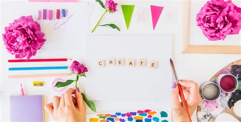 Topview 위에 브러시를 들고 여성 손 흰색 바탕에 그림 재료와 모란 꽃 캔버스에 아름다움 레터링을 만들 당신의 삶에 색상을 추가 쾌활 한 동기 영감 개념 감정에 대한