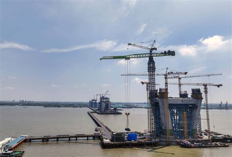 “大国重器”全球首台万吨米级上回转塔机投入使用 搜狐大视野 搜狐新闻