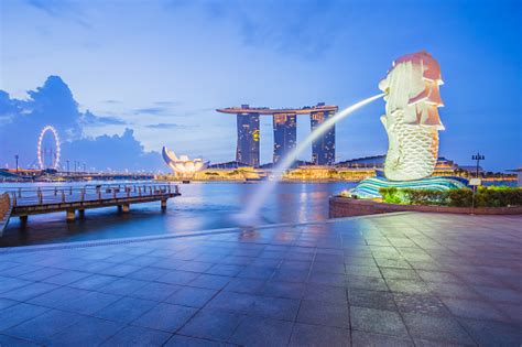 The Merlion And Marina Bay Sands In City Center Of Singapore Stock