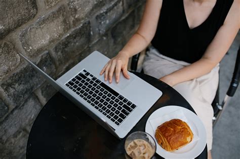 커피와 패스트리 한 잔과 함께 야외 카페에서 원격으로 일하는 백인 여성의 상위 뷰 노트북에 대한 스톡 사진 및 기타 이미지 노트북 노트북 사용하기 비즈니스 Istock