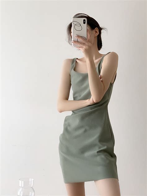 肯豆同款2023夏季短款无袖方领吊带裙纯欲辣妹裙女修身包臀连衣裙虎窝淘