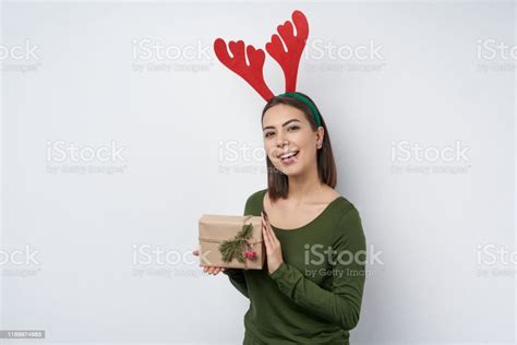 전나무 의 가지와 공예 종이에 싸여 선물 상자를 들고 행복한 소녀 12월에 대한 스톡 사진 및 기타 이미지 12월 갈색 머리 개념 Istock