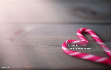 심장 모양에 두 사탕 지팡이의 아름다운 크리스마스 배경 공간을 복사합니다 캔디 케인에 대한 스톡 사진 및 기타 이미지 캔디 케인 배경 주제 클로즈업 Istock