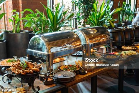 요리사는 싱가포르 레스토랑에서 야채 파스타 및 음식 재료로 고기를 준비합니다 0명에 대한 스톡 사진 및 기타 이미지 0명 건강한 생활방식 건강한 식생활 Istock