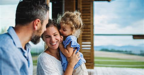 작은 딸이 나무 오두막의 파티오에 앉아 있는 행복한 가족 자연 개념의 휴가 사진 Unsplash의 슬로바키아 이미지