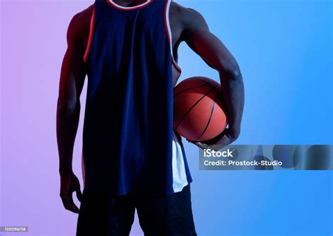 네온 조명 클로즈업에서 공을 들고 젊은 검은 농구 선수의 자른 보기 네온에 대한 스톡 사진 및 기타 이미지 네온 농구 팀 스포츠 Championship Istock