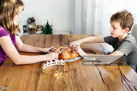 킹 케이크 또는 킹 빵 독일 언어 Dreikönigskuchen 전화는 1 월 6 일에 스위스에서 구운 임금의 작은 플라스틱 미니어처 빵 안에 숨겨져 있습니다 그것을 발견