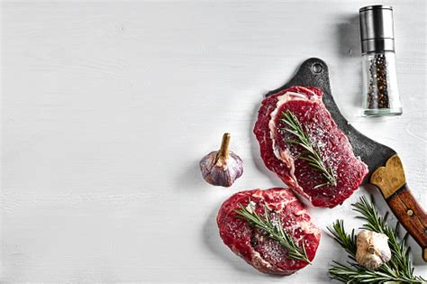 허브 마늘 올리브 오일 후추 소금 로즈마리와 함께 2 개의 신선한 원시 스테이크 고 흰색 바탕에 부엌 도끼 상위 뷰 0명에 대한 스톡 사진 및 기타 이미지 Istock