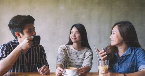 카페에서 함께 이야기를 나누고 커피를 마시는 친구들의 클로즈업 이미지 사진 Unsplash의 식당 이미지