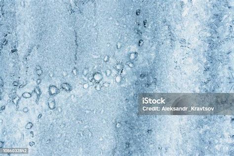 얼어붙은 겨울 창 코팅 빛나는 얼음 패턴 프 로스트 배경 근접 촬영입니다 극단적인 북쪽 낮은 온도 자연 얼음 유리 0명에 대한 스톡 사진 및 기타 이미지 Istock