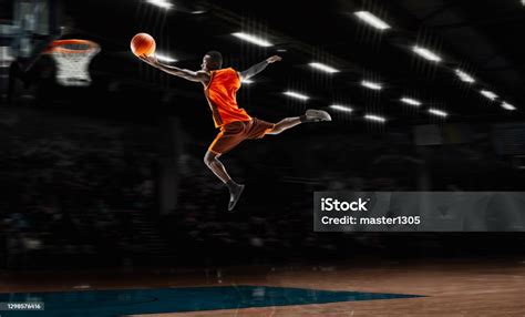 아프리카계 미국인 젊은 농구 선수가 체육관 배경에 작용하고 손전등 스포츠 운동 에너지 및 역동적이고 건강한 라이프 스타일의 개념 20 24세에 대한 스톡 사진 및 기타