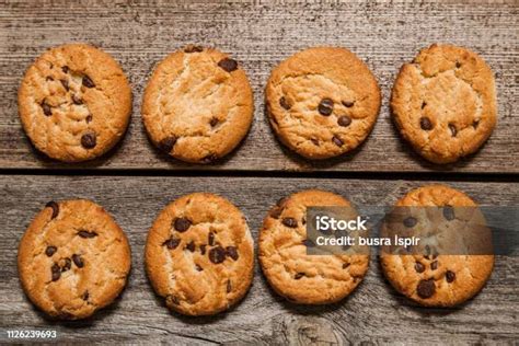 나무 배경에 초콜릿 칩 쿠키입니다 달콤한 비스킷입니다 수 제 과자 0명에 대한 스톡 사진 및 기타 이미지 0명 갈색 냅킨 Istock