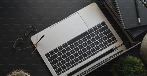 검은 테이블 배경에 노트북 컴퓨터와 사무용품이 있는 어두운 현대 작업장의 상위 뷰 사진 Unsplash의 태국 이미지