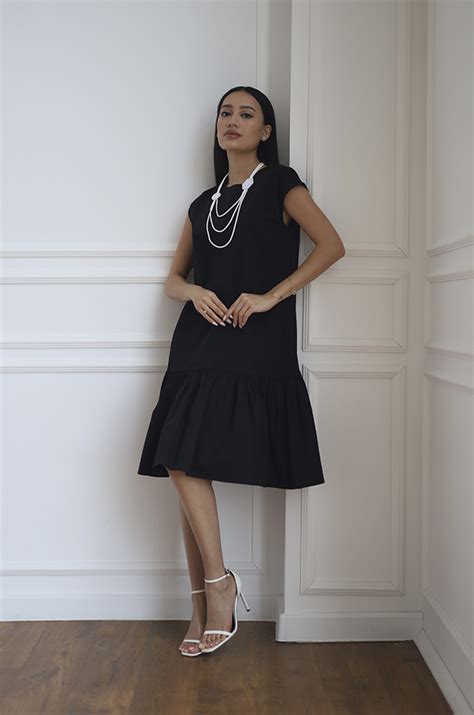 Сукня з V подібним вирізом на спині та рюшами Чорна — купити в Lipar