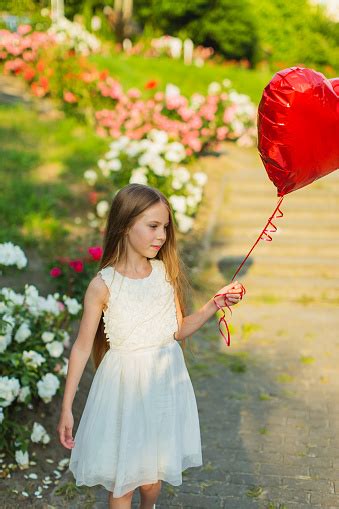 빨간 풍선이 달린 하얀 드레스를 입은 금발 소녀 여름 라이프 스타일 유년 시대 3차원 형태에 대한 스톡 사진 및 기타 이미지 3차원 형태 귀여운 긴 머리 Istock