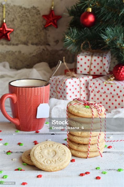 크리스마스와 새 해 휴일 축 하 개념 배경입니다 향료 수 제 너트 쿠키 쿠키 크리스마스 트리 장식 나무 테이블에 Mulled 와인의 낯 짝 개념에 대한 스톡 사진 및 기타