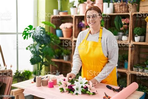 젊은 아름 다운 플러스 사이즈 여자 꽃집 꽃 가게에서 꽃다발을 만든다 기업가에 대한 스톡 사진 및 기타 이미지 기업가 꽃집 주인 상점 Istock