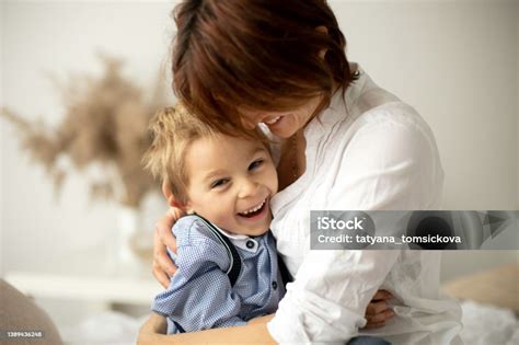 어머니와 아이 금발 패션 유치원 소년 함께 멋진 가족 행복한 순간을 갖는 2명에 대한 스톡 사진 및 기타 이미지 2명 가족 개념 Istock