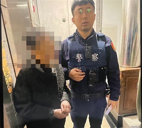 不忍阿嬤站在冷風中 暖警駕車挨家挨戶找回家的路 17news民生好報