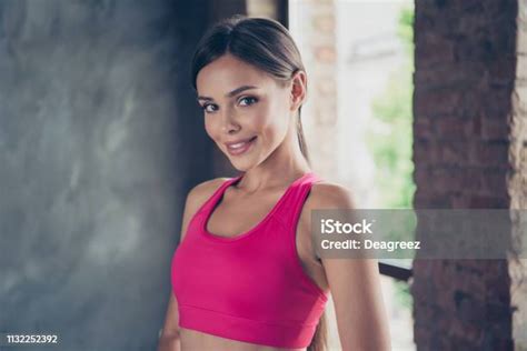 현대 로프트 산업 인테리어 스타일의 좋은 귀여운 달콤한 사랑 스러운 아름 다운 매력적인 웅장 한 얇은 쾌활 한 화려한 레이디의