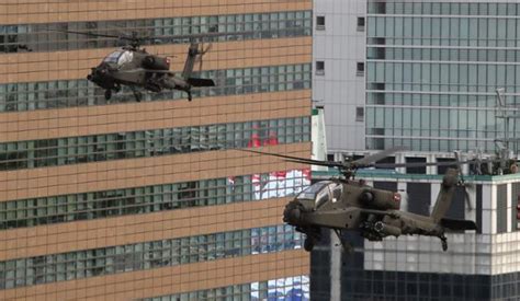 [단독] 시가행진 누빈 아파치 헬기… 현존 최강인데 연습탄 없어 훈련 못 해