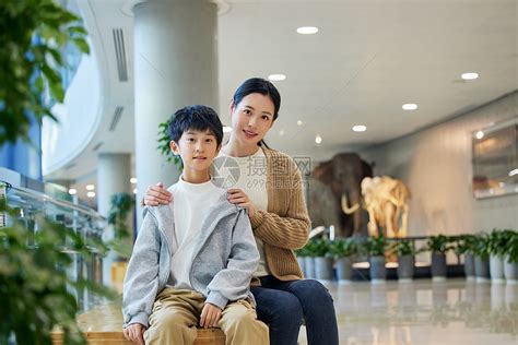 妈妈和儿子合影高清图片下载 正版图片507697519 摄图网