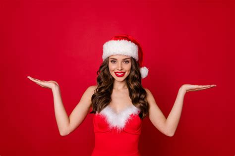 곱슬 긴 헤어 스타일 들고 손을 가진 예쁜 여자의 초상화는 빨간색 배경 위에 고립 된 세련된 스커트 드레스를 입고 광고를 추천합니다 12월에 대한 스톡 사진 및 기타 이미지